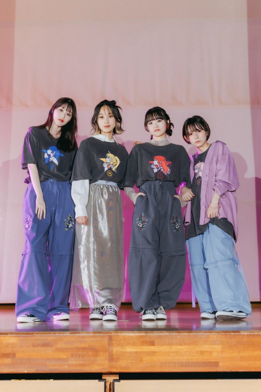 「CONVERSE TOKYO」×アニメ「ぼっち・ざ・ろっく！」コラボレーションアイテムを身に纏った舞台版「結束バンド」のスペシャルビジュアルが公開！ | アニバース